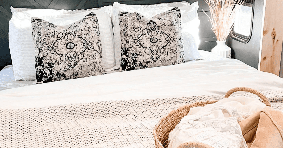 Travel Trailers with Twin Beds: 15 Brilliant Twin Bed RVs - RVing Beginner